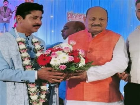 Mlc Dinesh Singhs Photo With The Infamous Mantu Goes Viral The Picture Being Told Of The