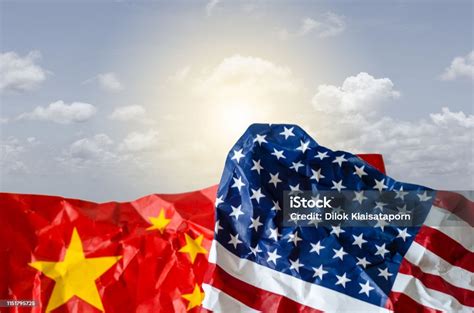 하늘 배경에 미국과 중국 국기의 주름 그것은 세계에서 가장 큰 경제 국가 사이의 미국과 중국 관세 무역 전쟁과 기술 전쟁 위기의 상징 이다 가격에 대한 스톡 사진 및 기타