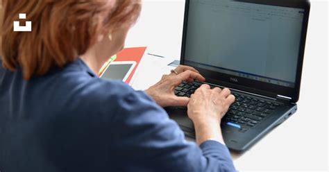 검은 노트북 컴퓨터를 사용하는 파란색 긴 소매 셔츠를 입은 남자 사진 Unsplash의 무료 사람의 이미지