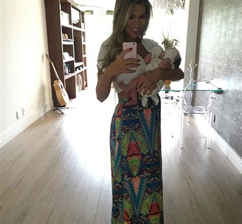 Ex Bbb Adriana Santana Posa Com O Filho Recém Nascido Amor De Mãe é O