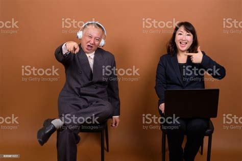 두 명의 성숙한 아시아 실업가 및 배경색에 대 한 실업의 스튜디오 샷 2명에 대한 스톡 사진 및 기타 이미지 2명 40 44세 40 49세 Istock