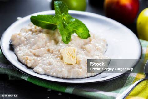 버터 체리 토마토 검은 색 고립 된 배경에 칼붙이와 접시 달콤한 오트밀에 상단 0명에 대한 스톡 사진 및 기타 이미지 0명