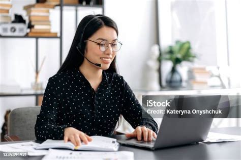 Bahagia Menarik Cerdas Ramah Wanita Asia Mengenakan Kacamata Dan Headset Pekerja Call Center ...