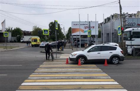 Девушка на «Понтиаке внаглую наехала на двух пешеходов в Калининграде