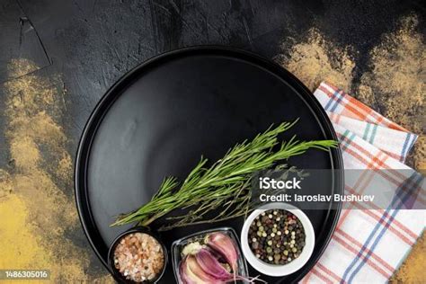 고기 테이블에 향신료와 향기로운 허브를 곁들인 접시 메뉴 모형 0명에 대한 스톡 사진 및 기타 이미지 0명 검은색 공란 Istock