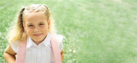 Retrato De Una Colegiala Rubia Sonriente Con Camisa Blanca Y Mochila De