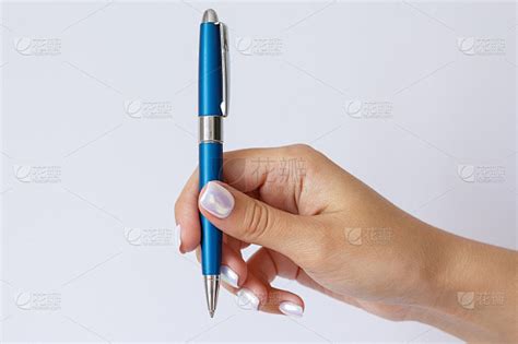 手势和手势，手握一支笔在白色背景下