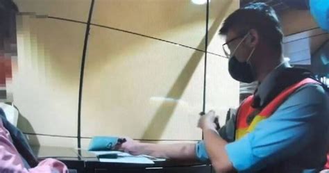 捷運站內煙癮難忍！女子躲廁所偷抽煙 離開時遭警逮個正著 社會 Ctwant