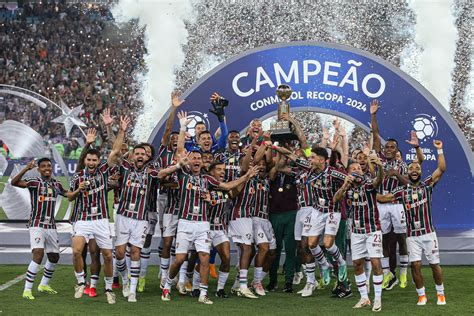 Fluminense atualiza mural do CT Carlos Castilho troféu da Recopa