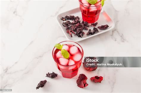 차갑고 갈증을 해소하는 히비스커스 차 음료는 대리석 테이블에 얼음이 달린 유리 잔에 넣습니다 0명에 대한 스톡 사진 및 기타 이미지 Istock