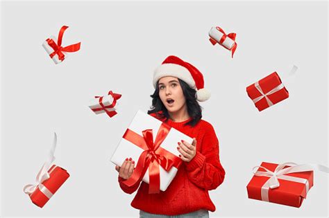 빨간 스웨터와 산타 클로스 모자에 갈색 머리 소녀는 빨간색 리본흰색 선물 상자를 들고 12월에 대한 스톡 사진 및 기타 이미지