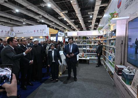 رئيس الوزراء يتفقد جناح مركز المعلومات ودعم اتخاذ القرار بمعرض الكتاب