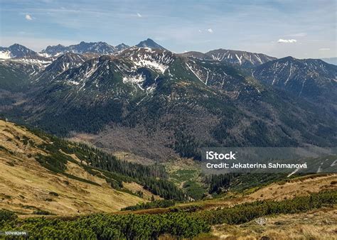 보기 Tatra 국립공원의 산들과 푸른 하늘 폴란드 자 코파 네 마 근처와 화창한 봄 날에 아름 다운 0명에 대한 스톡 사진 및