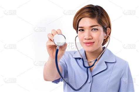 自信，快乐，积极的女医生检查你的身体