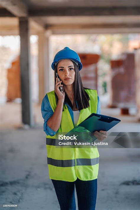 건설 현장에서 전화를 걸고 클립보드를 들고 있는 여성 엔지니어 2명에 대한 스톡 사진 및 기타 이미지 2명 Brand Name Smart Phone 개발 Istock