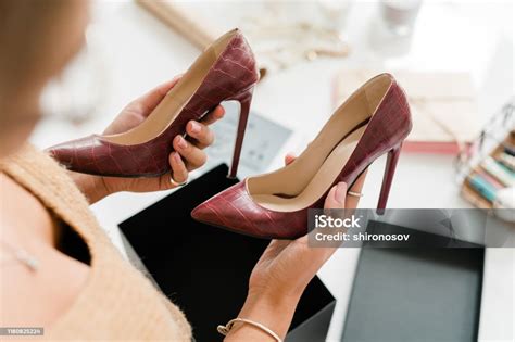 젊은 여성 쇼핑객이 들고 있는 세련된 가죽 하이힐 신발 한 켤레 신발에 대한 스톡 사진 및 기타 이미지 신발 신발 가게 소매 소비자주의 Istock