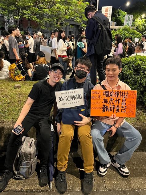 十年前我是太陽花的學生 十年後我是青鳥們的老師 我都有出席簽到 英文老師and國文老師 其他科的老師們可以來蓋樓😂