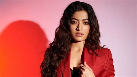 সেলফির অজুহাতে রশ্মিকার ফোন কেড়ে নিল ভক্ত কালবেলা