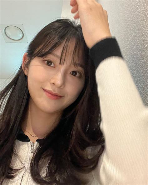 지애 셀카를 왕창 찍어봤습니다 📸 한 살 더 먹은기념 관리도 1단계 더 하기로 마음먹었꾸 다이어트는 매년 진행중이지만 피부 리프팅은 처음 받아봤는데 왜 받는지