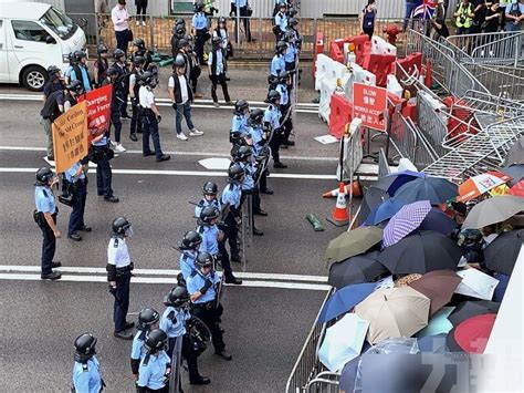 港今恢復《逃犯條例》二讀 示威者堵塞道路 警方舉紅旗警告 澳門力報官網