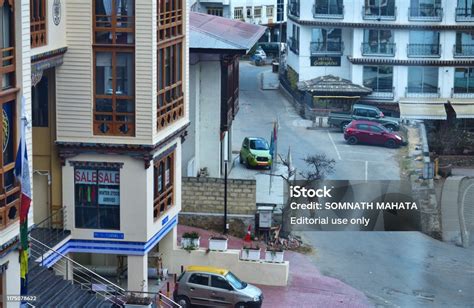 팀푸 부탄 2016년 2월 29일 부탄의 수도 인 팀푸의 창 람 로드 거리 이른 아침 거리에 대한 스톡 사진 및 기타 이미지