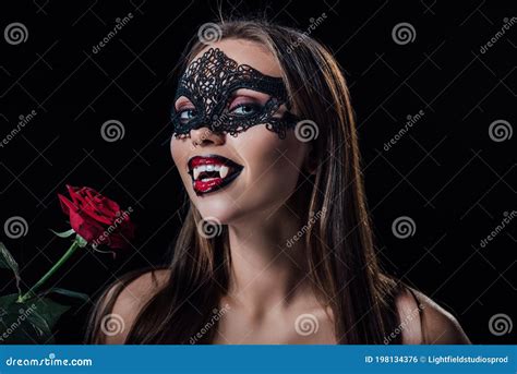 Menina Vampira Nua E Assustadora Na Máscara De Mascarada Mostrando Presas E Segurando Rosa Foto