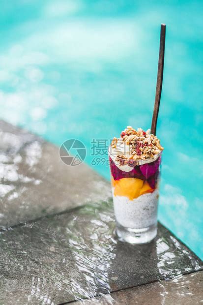 椰子奇亚布丁鸡尾酒配新鲜芒果香蕉和火龙果高清图片下载 正版图片502878513 摄图网