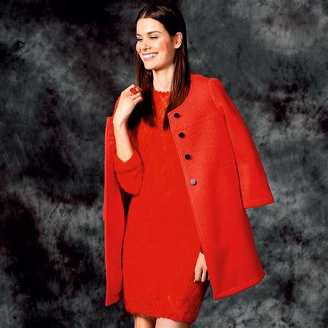 Красное платье футляр с ажурным узором Модные стили Модели Платья