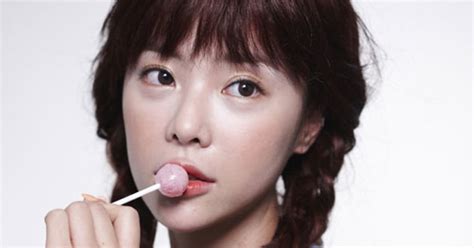 황정음 소녀감성 화보 직찍 속 꿀광피부 과시