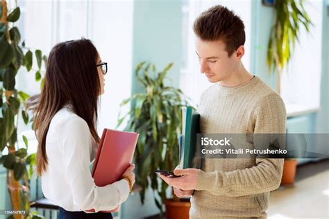 수업 사이에 휴식을 취하는 동안 복도에서 함께 의사 소통을 하는 학생들 교실에 대한 스톡 사진 및 기타 이미지 교실