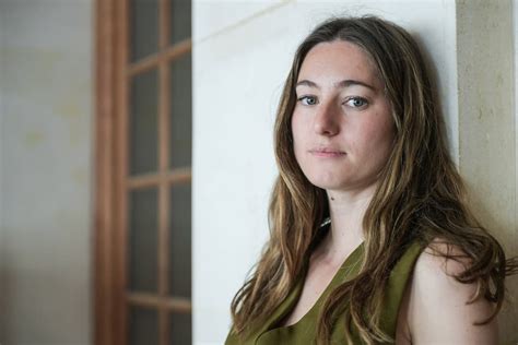 Écologie des activistes anticapitalistes comme Camille Etienne payés