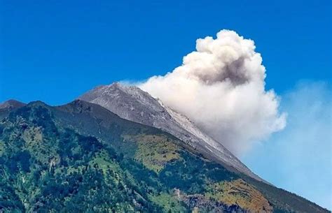 Gunung Merapi Kembali Muntahkan Awan Panas Megelang Diguyur Hujan Abu
