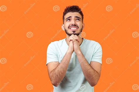 ¡necesito Ayuda Por Favor Retrato De Hombre Morena Preocupado