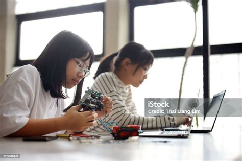 과학 프로젝트 원격 학습 학교 과학 기술 프로젝트를 위해 로봇 자동차를 집에서 노트북으로 작업하는 젊은 아시아 소녀들 학교