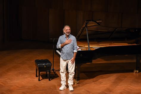 Mega Zvezda Iz Italije Održala Koncert U Prepunom Kolarcu Uz Izvođenje