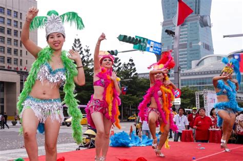 全因嗡嗡包、小蜜蜂黃毛巾而起？北市國慶升旗插曲多 風傳媒