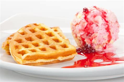 Waffles Belgas Gelado E Xarope Foto De Stock Imagem De Padaria