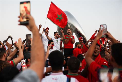 الجماهير المغربية تشعل الأجواء في قطر قبل صافرة البداية صور الصحافة نت