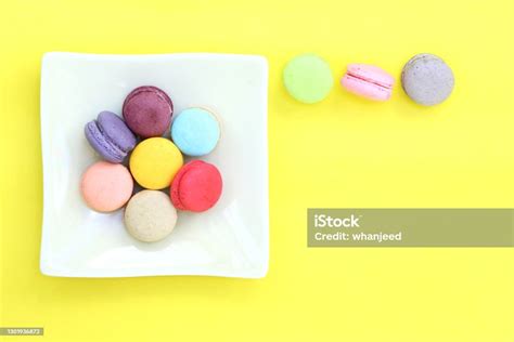 노란색 배경에 흰색 접시에 화려한 마카롱 더미의 클로즈업 상단 보기 플랫 레이 스타일 복사 공간이 있습니다 귀여운에 대한 스톡 사진 및 기타 이미지 Istock