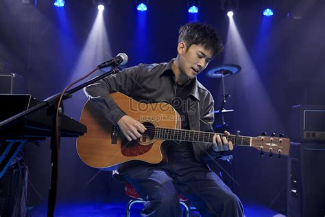 다정하게 기타를 연주하는 잘생긴 소년 사진 무료 다운로드 Lovepik