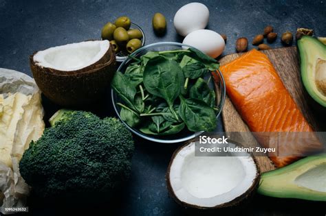 Ketogenic 규정식입니다 낮은 탄수화물 Hight 지방 제품입니다 건강 한 먹는 음식 식사 계획 단백질 지방입니다 건강 한 영양입니다 케 토 점심입니다