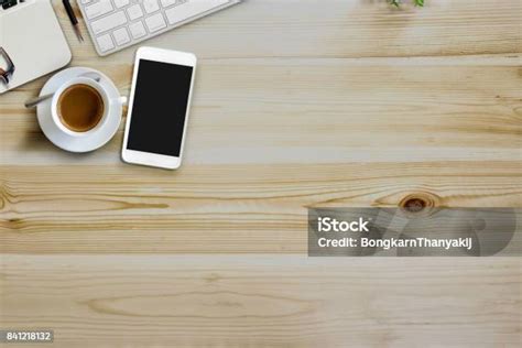 까지 조롱 데스크톱 컴퓨터 커피 컵과 스마트폰 작업 공간 책상 테이블 0명에 대한 스톡 사진 및 기타 이미지 0명 개념 개념과 주제 Istock