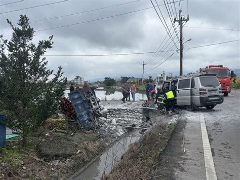 兩自小貨車路口交叉撞 一車翻覆起火燃燒駕駛送醫 蕃新聞