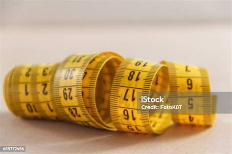 곡선 측정 테이프 노란색 측정 테이프의 클로즈업 보기입니다 3차원 형태에 대한 스톡 사진 및 기타 이미지 3차원 형태 미국 사진 이미지 Istock