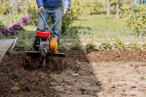 기치 남자 농부는 재배자와 땅을 쟁기 농업 기계 정원에서 경작을위한 재배자 모터 재배자 개념에 대한 스톡 사진 및 기타 이미지 Istock