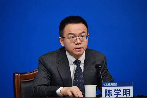 一天新增527例感染者，广州今日已取消888个航班；感染人数为何持续攀升？风险区域学生何时返校？广州回应日增超500例 广州取消航班888班