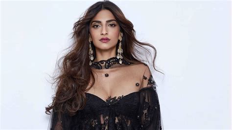 Sonam Kapoor Wallpaper With Sonam Kapoor Hd Wallpapers Latest Sonam