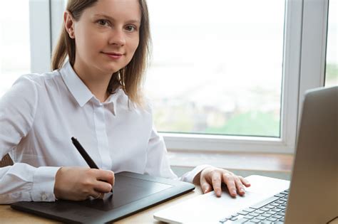 스타일러스를 가진 여자 집에서 일하는 여자 프로젝트에서 디자이너 30 34세에 대한 스톡 사진 및 기타 이미지 30 34세 개념 건축가 Istock