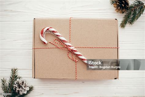 간단한 크리스마스 선물 레드 리본 사탕 지팡이 소나무 가지와 콘 세련 된 평면 흰색 나무 배경 현대 공예 선물이 하다 계절 인사말 카드입니다 0명에 대한 스톡 사진 및 기타