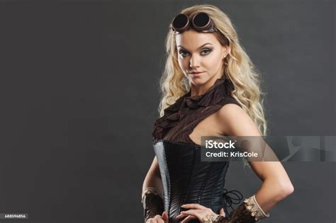 회색 배경 위에 비행 안경에 아름 다운 Steampunk 여자의 초상화 카메라를 보고 가방에 대한 스톡 사진 및 기타 이미지 가방 개인 장식품 계시록 Istock